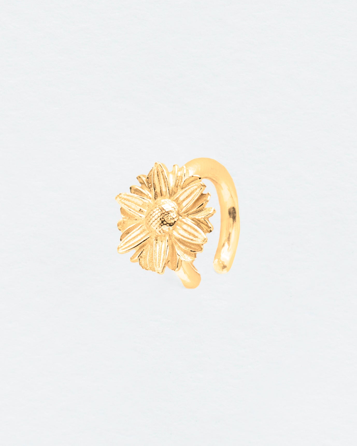 Single cuff earring with daisy