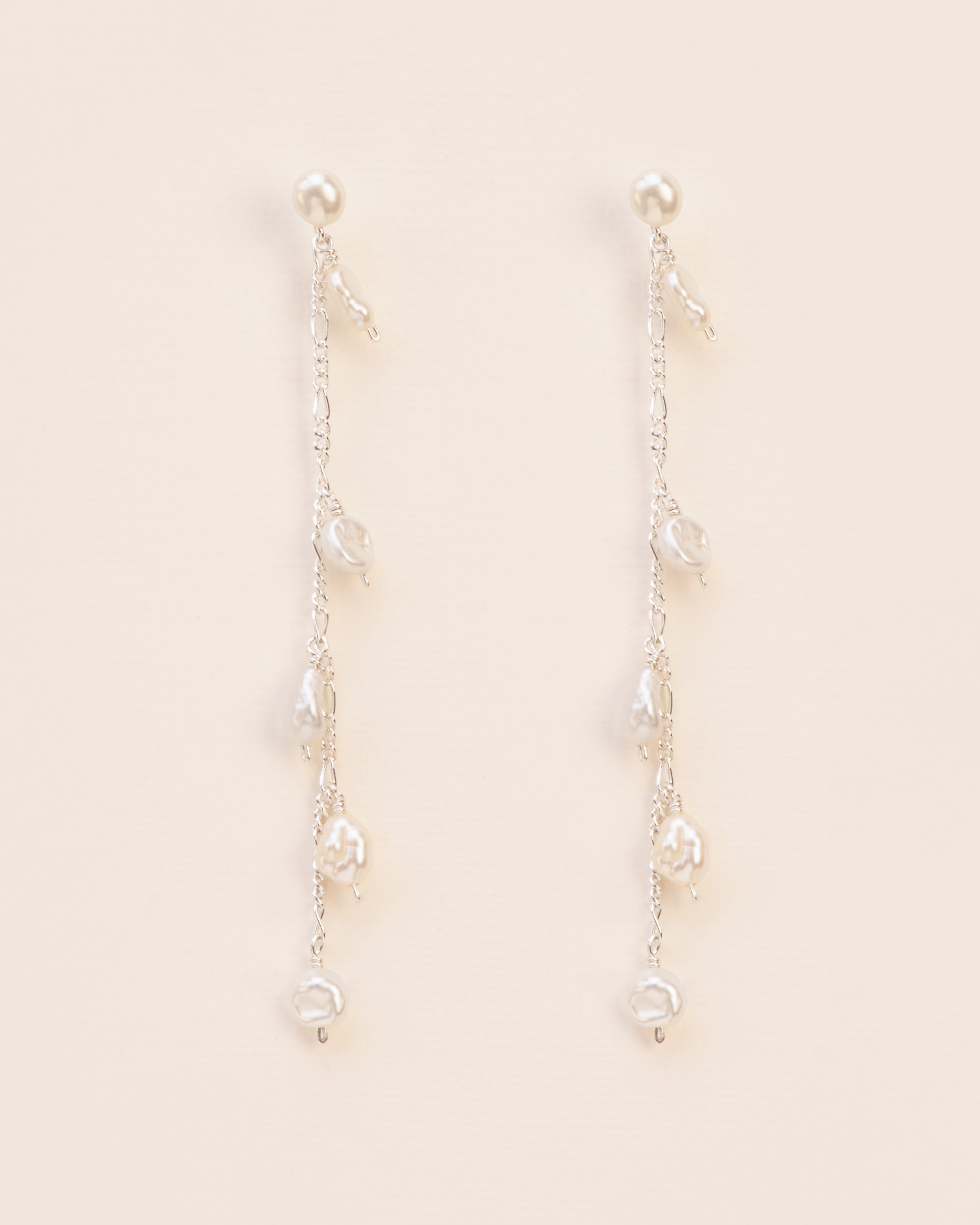 Long stud earrings with pearls in silver